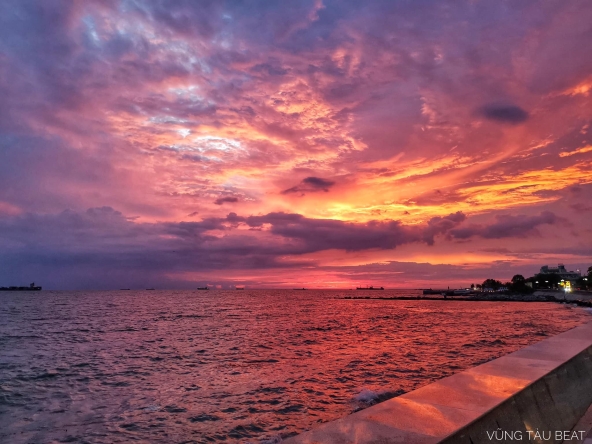 MÃN NHÃN TRƯỚC CẢNH HOÀNG HÔN TÍM TRÊN BIỂN VŨNG TÀU ĐẸP ĐẾN LỊM TIM ...